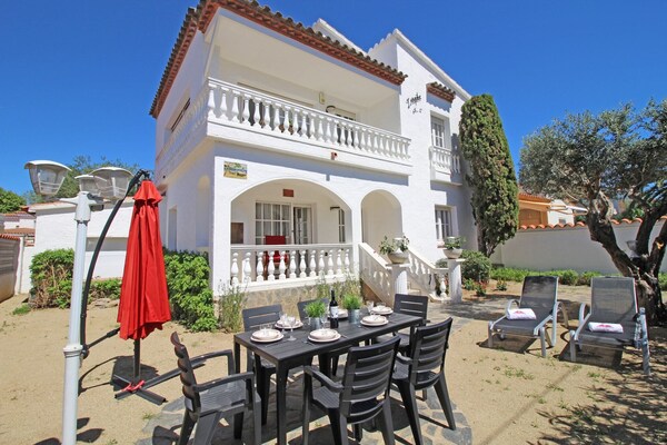 Villa In Empuriabrava Near Sandy Beach - Empuriabrava