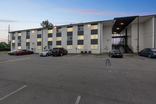 Avery Apartments D4 I Spacious 2 Bed 1 Bath - Nashville, TN