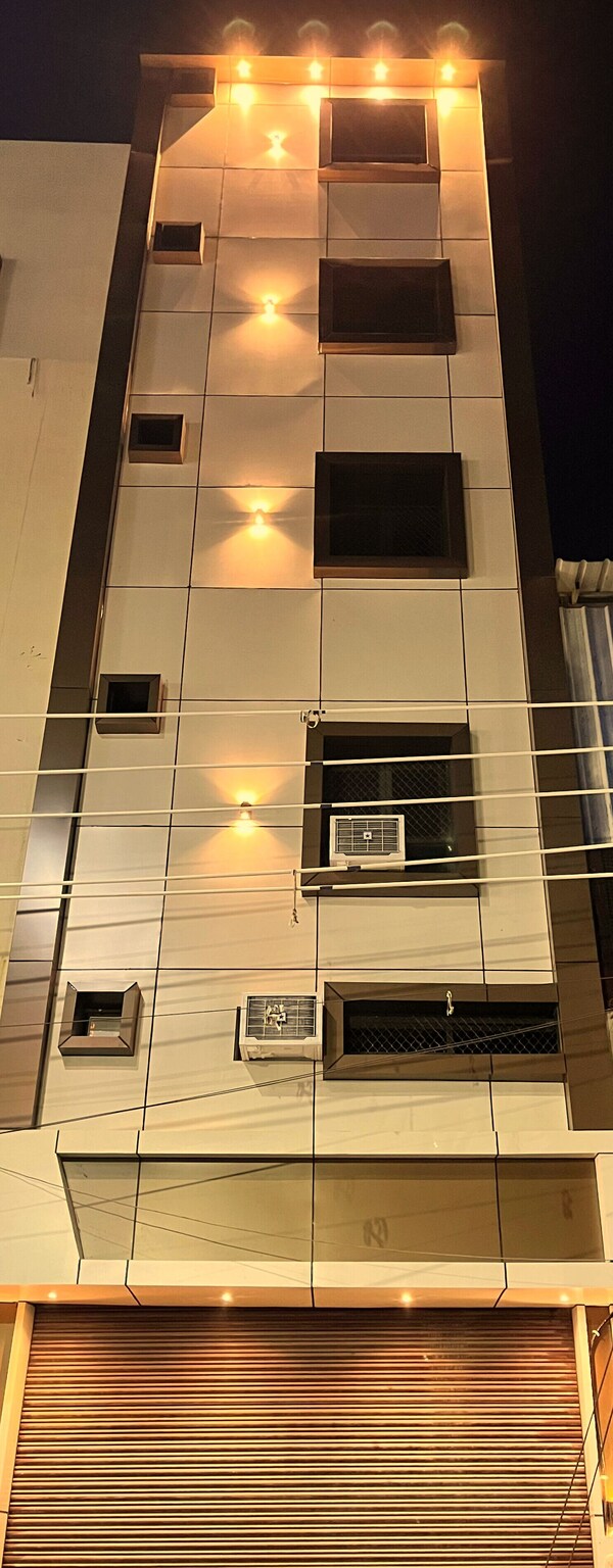 Spacious Hotel Suites With 9 Bedrooms And Wifi, Ac In Enchanting Varanasi - 바라나시