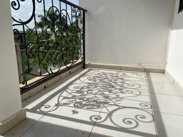 Charmant Appartement De 2 Chambres Avec Wifi Et Jardin à Odza Borne 12, Yaoundé - Jaunde