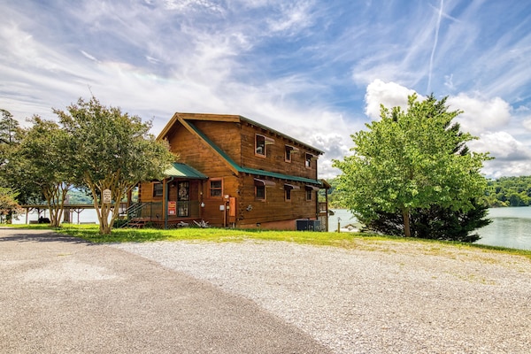 Douglas Lake Front With Private Dock, Private Pavilion, Hot Tub, And Fire Pit!! - Dandridge, TN