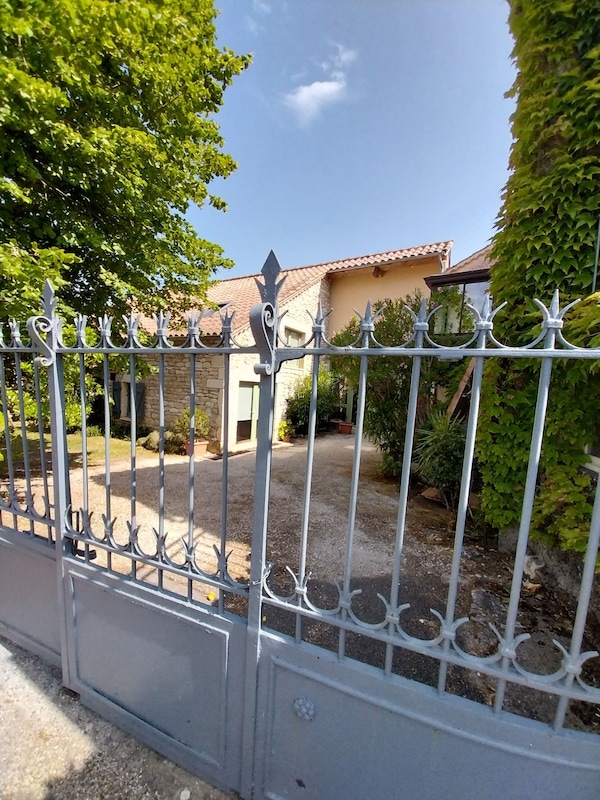 Gite L'estable: Old Stable Restored Into A Refined Gite 10 Km From Cahors. - Cahors