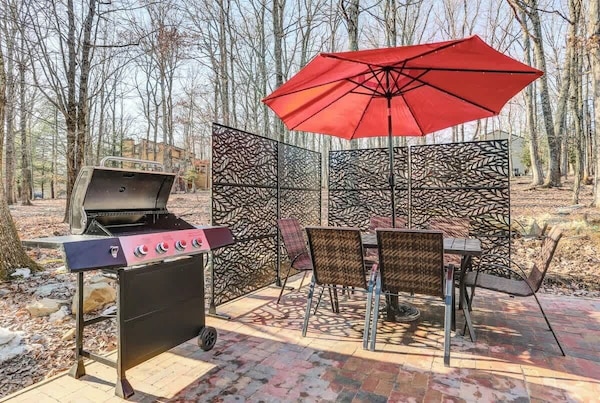 Modern 4 Bedroom Home With Sauna And Game Room In Gated Lake Community - Tannersville, PA