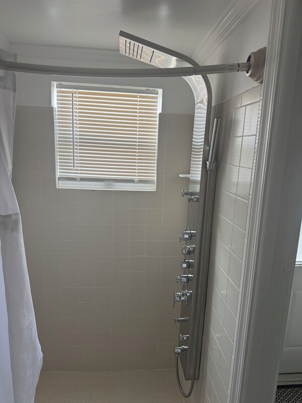 Small Apt Chic 1-bedroom Apartment With Ac, Wifi In Wonderful West Palm Beach - West Palm Beach, FL