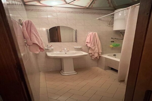 Chic 1-bedroom Apartment With Wifi, Ac In Fabulous Baku - Baku