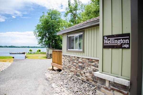 Westlake Cottages - Wellington Lodge, Right On The Lake - Sand Banks