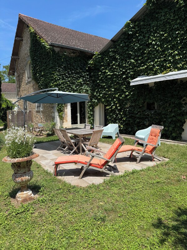 Dépendance à La Campagne Près De Toute Commodité Avec Piscine - Trélissac