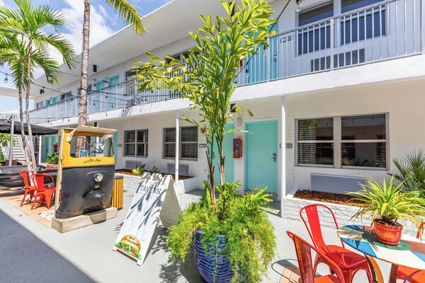 Miami Beach Retreat | Pool, Walk To Shops, Dining & Local Attractions! - Surfside, FL