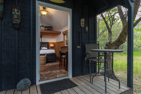 Cozy Queen Cabin Retreat At Pirates Cove | River Access + Bathhouse - Chelan, WA