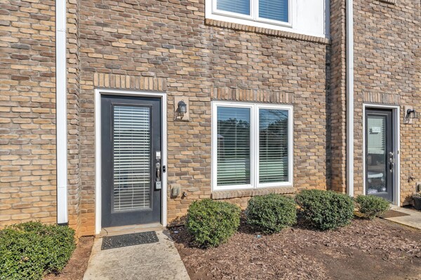 Luxe King 3br Townhouse Mins To Downtown! - North Carolina State University, Raleigh