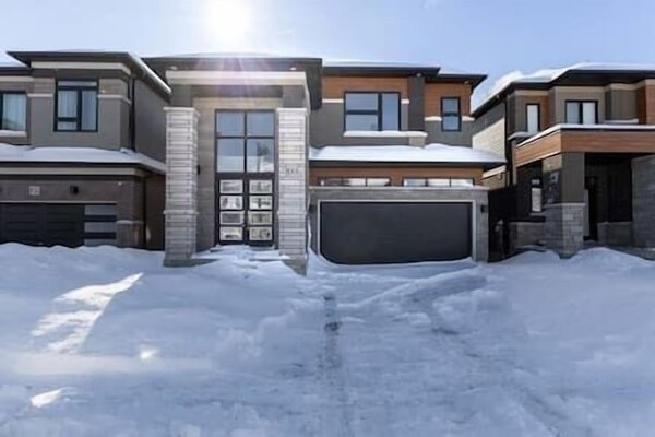 Spacious 5-bed Paris Home With Gourmet Kitchen, Upgrades, And Nature Views - St. George