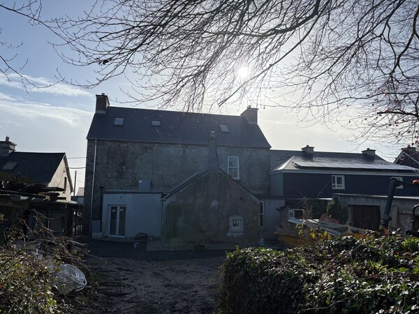 Large 2 Bedroom Flat In The Heart Of Historic Portumna, County Galway - Clare County