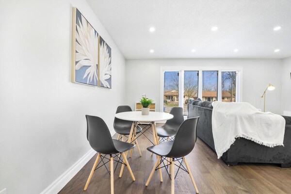 Luxury Estate+renovated 5 Bd+65" - Waterloo, ON, Canada