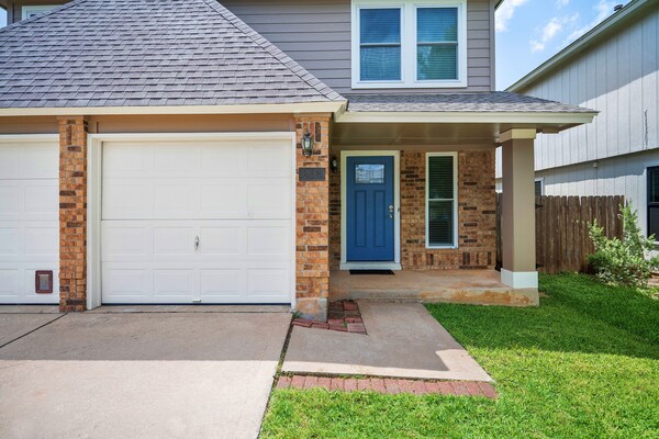 Heart Of Pflugerville: Charming 4 Br Home W/grill & Prime Location! - Pflugerville, TX