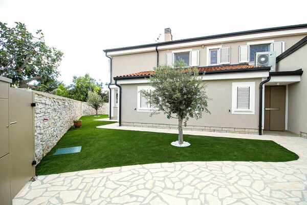 Charming 4-bedroom Villa With Pool, Private Parking, Ac, Wifi In Zambratija - Umag