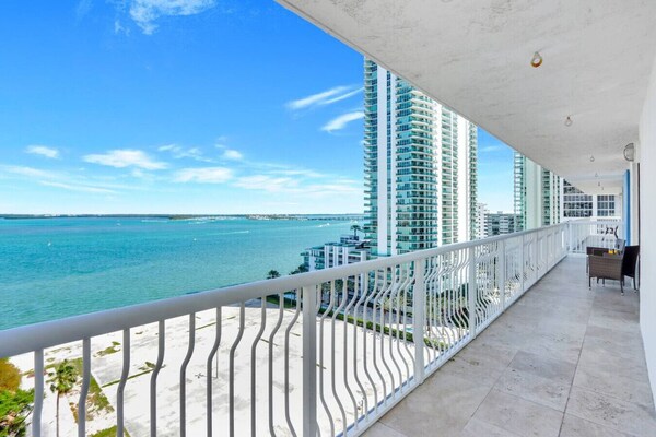 Newly Renovated 3br Condo With Bay Views & Parking - Miami, FL