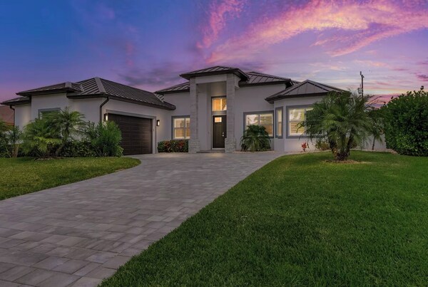 Luxury Home - 4br - Private Outdoor Oasis W/ Htd Saltwater Pool - Game Rm W/ Ps5 - Cape Coral, FL