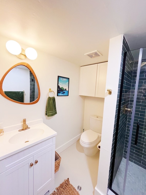 Cozy 2 Bed Apartment In The Heart Of Se Portland. Full Kitchen & Washer Dryer! - Portland, OR