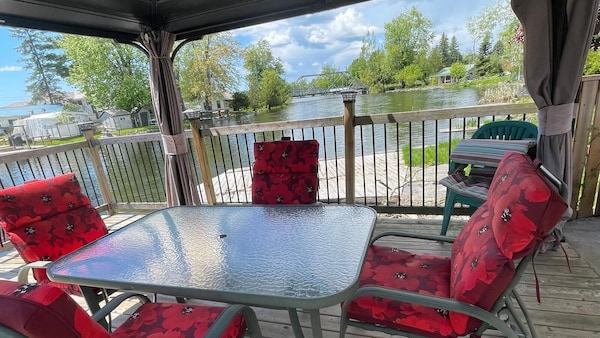 Trendy Trent River Retreat Lake House @Trent River - Norwood
