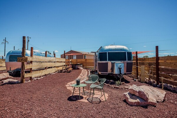 Airstream W/ Private Hot Tub (Unit E) - 5 Person Airstream With Private Hot Tub - 大峽谷國家公園