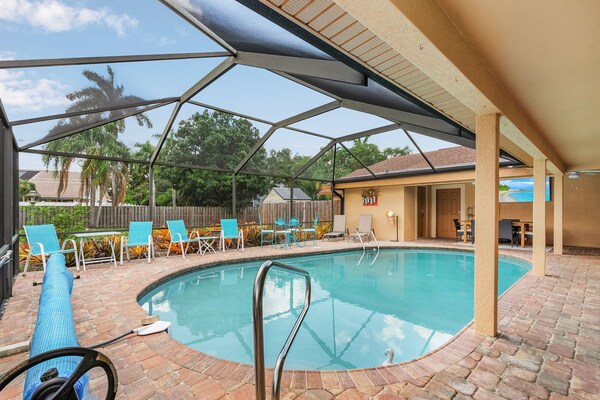 Sleeps 12! Centrally Located In Ft Myers. Easy Access To Beaches And Downtown. - Fort Myers