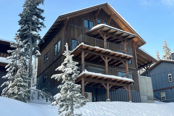 Apex Mountain - Boards 'N' Blades Chalet - British Columbia