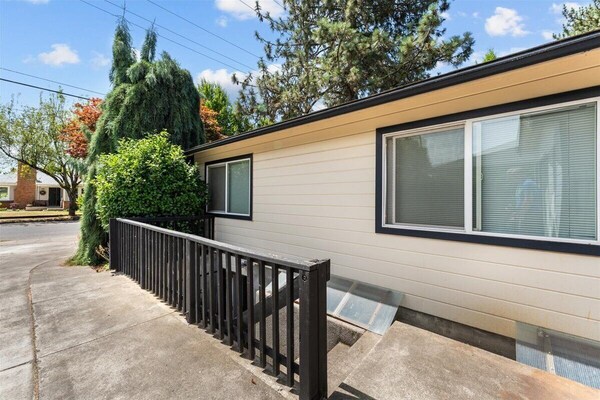 1 Bedroom Basement Apartment Across From Reed College Campus - Portland, OR