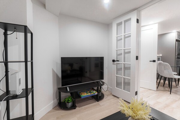 Cozy 3-bedroom Apartment With Wifi In Somerville - 서머빌