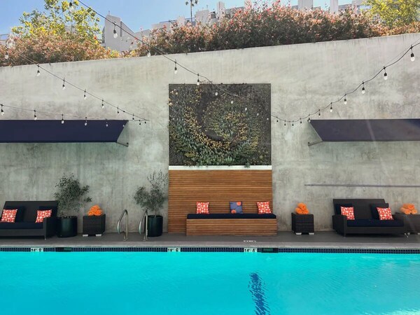 Charming Hotel Near The Getty! Rooftop Dining, Outdoor Pool, Iconic Views! - Santa Monica, CA