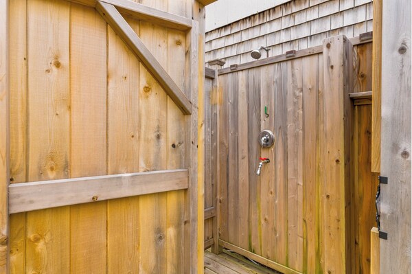 Charming 2br Coastal Cottage  Walk To Surf Drive Beach & Downtown! - Woods Hole, MA