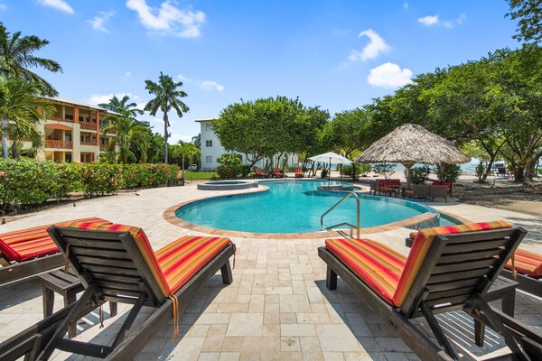 3 Bedroom Luxury Beachfront Condo Brand New Pool - Placencia