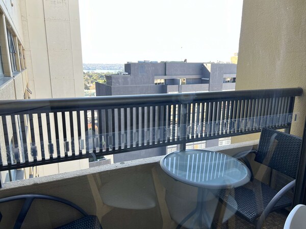 High Floor Sydney City Studio With Balcony - Kensington