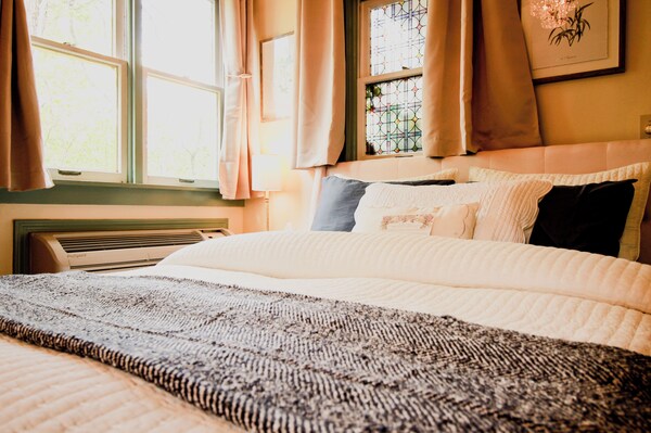 Affordable Luxurious Suite In Historical Eureka Springs B&b -The Blue Rose Suite - Arkansas