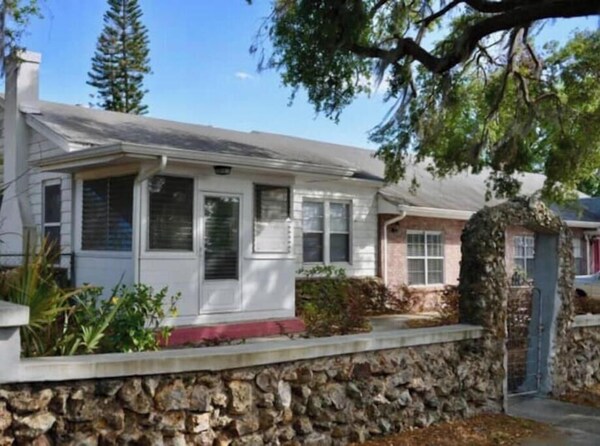 Cozy Historical Cottage - Lakeland, FL