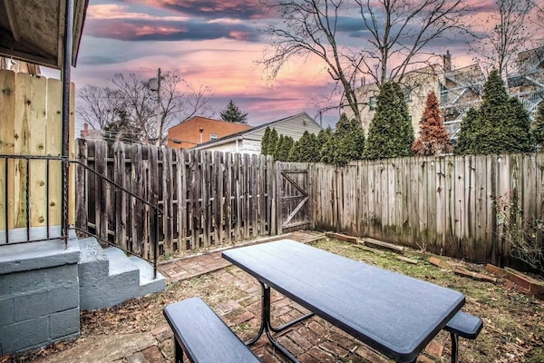 2br Cozy Stay Near Walnut St, Hospitals & Campus With Private Backyard Area - Monroeville, PA