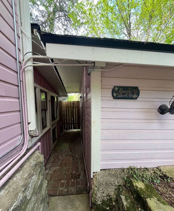Escape From The Ordinary In A Quirky Eurekan Cottage, Wifi & Ac- Sam's Workshop - Table Rock Lake