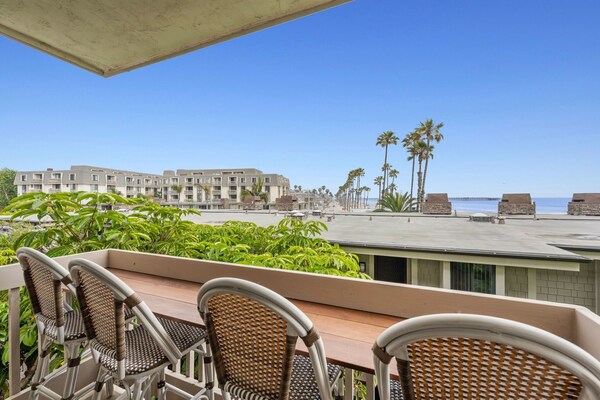 *New Listing*- Beautiful Renovated Unit With Ocean Views From The Balcony! -  D106 - 歐申賽德