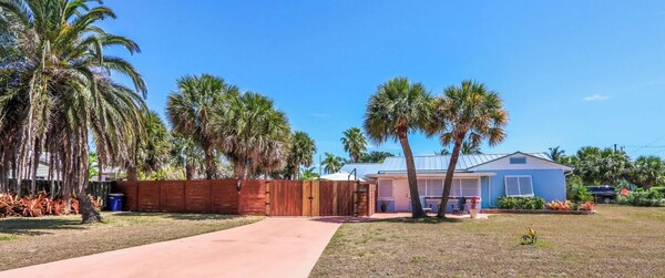 Golf Cart/walk 2 The Beach, Private Pool & Firepit - Fort Pierce, FL