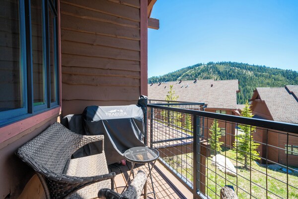 Best Views In Big Sky! 3-bedrooms With Private Hot Tub! Walk To Ski Shuttle! - Big Sky, MT