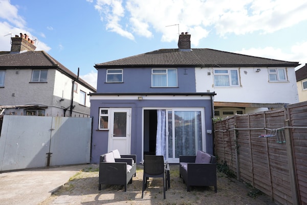 Westwick Gardens Retreat - 4 Bedroom House - Twickenham