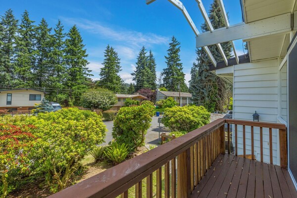 Perch - Sunny 4br Retreat  Family-friendly Comfort - Bellevue, WA