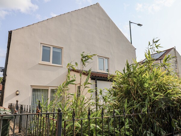 96 Church Street, Pet Friendly, With A Garden In Guisborough - Redcar
