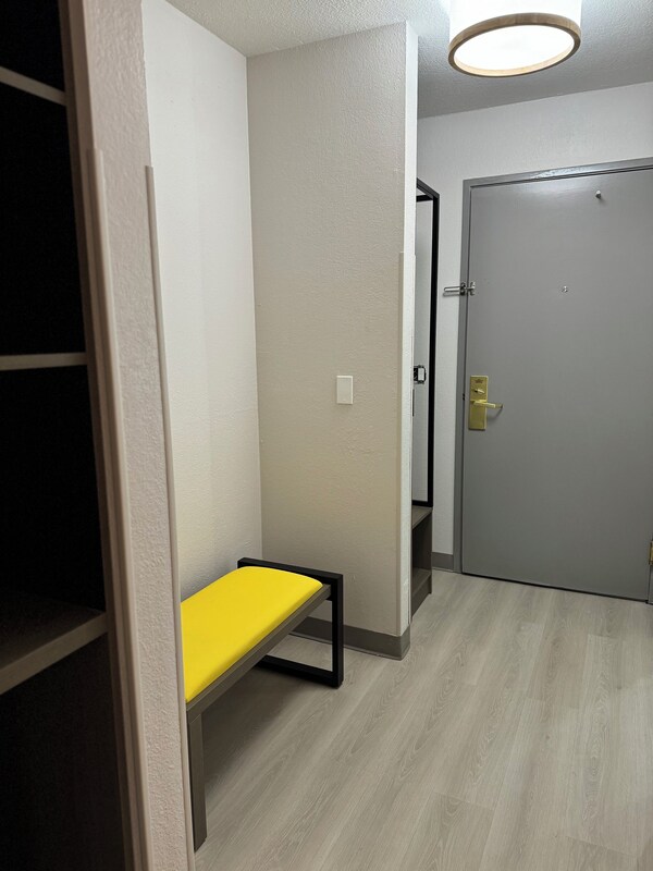Brand New Modern Bedroom With Ac, Tv & Wifi In Chicago Near Wind Creek Casino - Tinley Park, IL