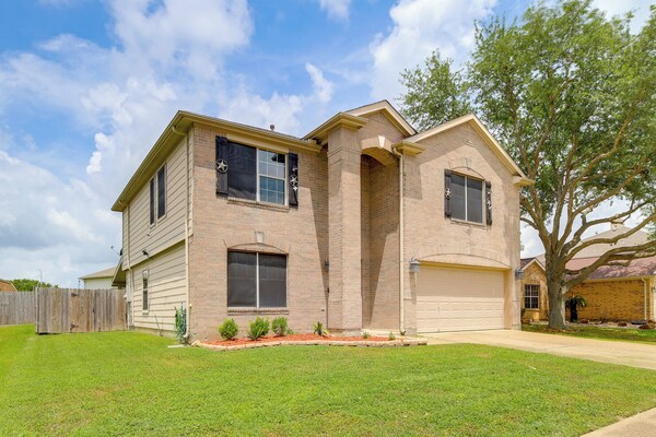 7 Mi To Downtown Baytown: Spacious Home W/ Yard - Baytown, TX