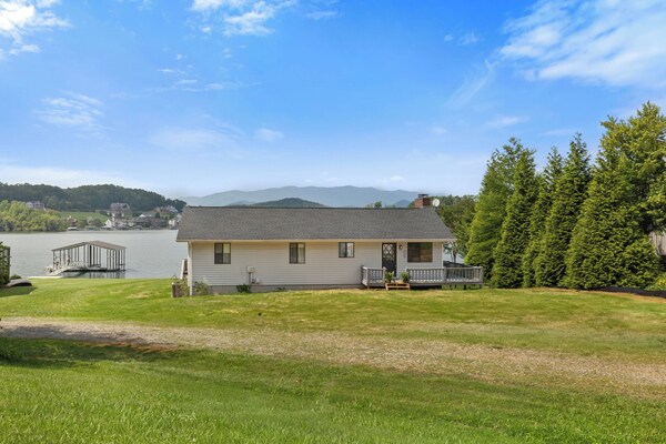 Lakeside Retreat W/ Private Dock, Deck & Mountain Views - Hiawassee, GA