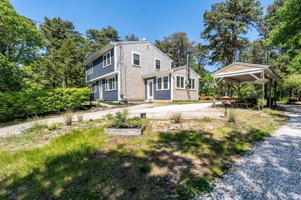 Charming Garrison Colonial Home In Wellfleet - Coast Guard Beach, MA