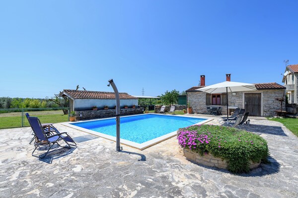 Spatious Family Apartment By The Pool In A Tranquil Setting Near Umag - Strunjan