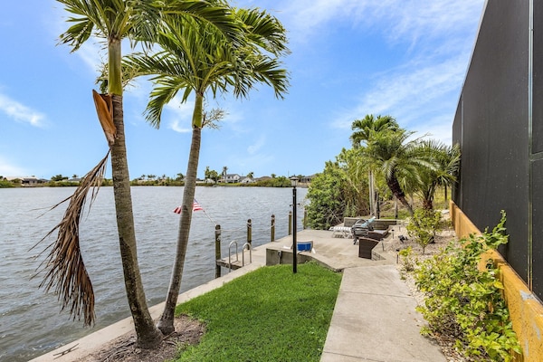 Heated Pool And Backs Onto Freshwater Lake - Billie's Gulf Coast Getaway - Roelens - North Fort Myers, FL