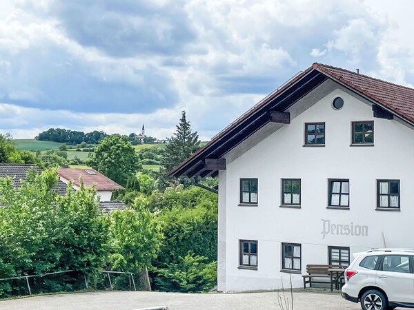 Wunderbares Alleinstehendes Ferienhaus Mit W-lan, Tv, Terrasse, Haustiere Erlaubt Und Parkplatz - Dingolfing