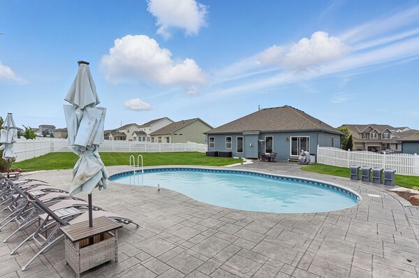 Sweet Escape Farmhouse With Pool And Movie Room - Nebraska
